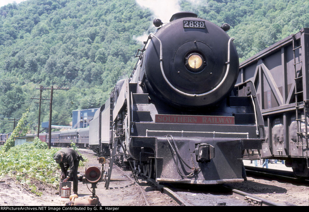 Servicing CP 2839 at Elkhorn City, KY